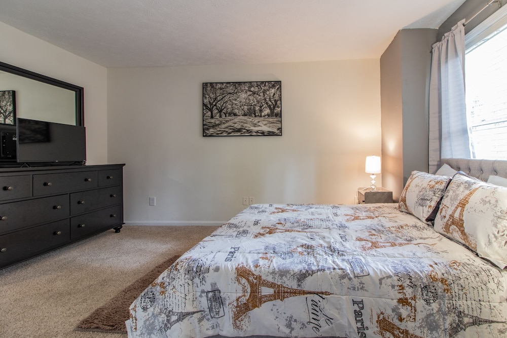 Vinings Vista: Your Serene Vrbo Escape In Georgia - Buckhead, GA