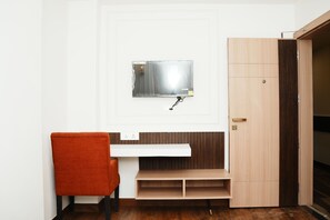 Quarto Duplo Deluxe | Sala de estar | TV de ecrã plano