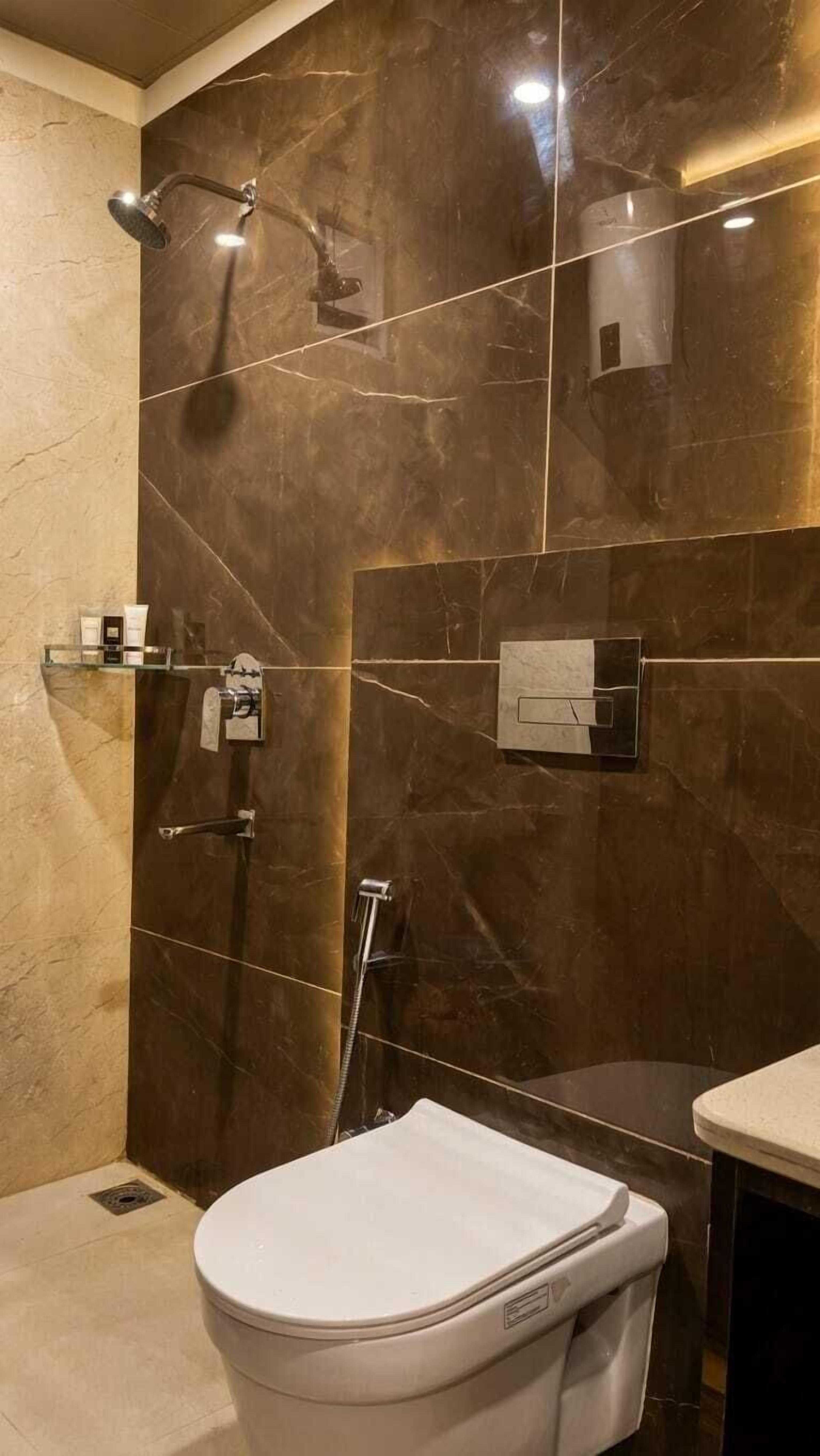 Quarto Superior | Casa de banho | Um polibã, artigos de higiene pessoal grátis, roupões, chinelos 