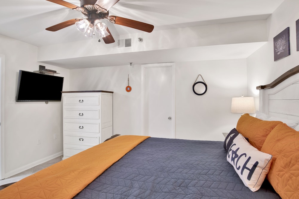 Beachfront 1BR @ Phoenix III • Sleeps 4 • Stunning Views, Balcony ...