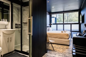 Quarto Twin Standard | Cofre com capacidade para portátil, cortinas/cortinados opacos 