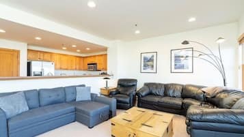 Apartamento em Condomínio Fechado, 1 quarto | Sala de estar