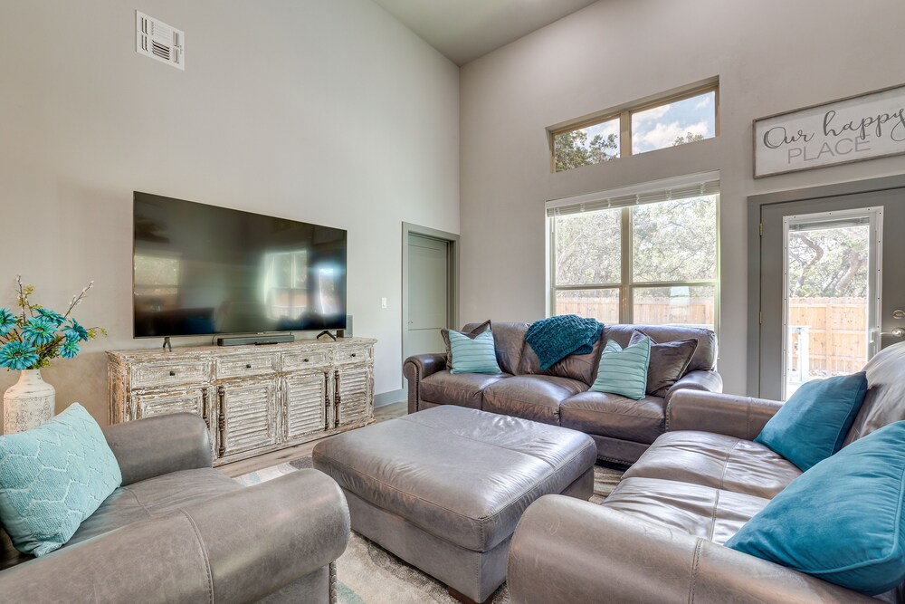 Modern Canyon Lake Vacation Home W/ Furnished Deck - Canyon Lake, TX