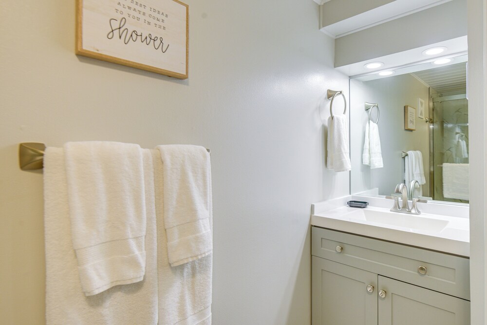 Gilford Townhome W/ Lakefront Beach & Pool Access! - Sunset Waterfront, Gilmanton Iron Works