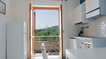 Appartamento oltre mare | Cozinha privada | Minifrigorífico, uma máquina de café expresso, uma cafeteira/bule 