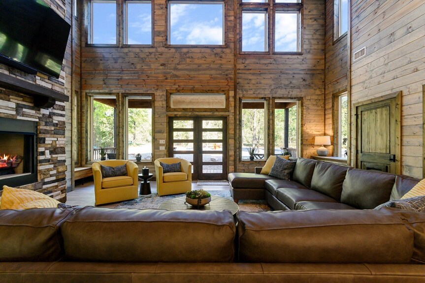 Where Luxury Meets Tranquility! Tranquil Days - Sleeps 28. Enormous Back Deck! - Oklahoma
