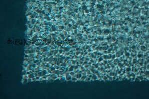 Piscina externa, guarda-sóis