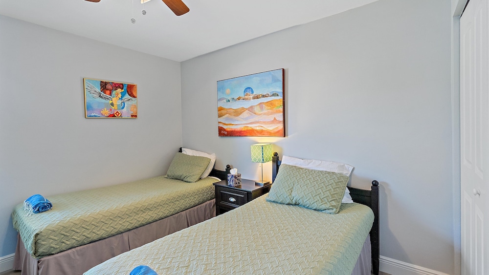Cozy Updated 2/2, Central Sarasota Area, Nice Amenities - Sarasota, FL