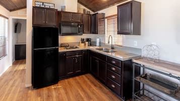 Cabine, 2 quartos | Cozinha privada | Um frigorífico, um micro-ondas, uma placa de cozinha