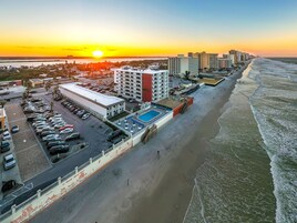 Praia particular, areia branca, toalhas de praia 