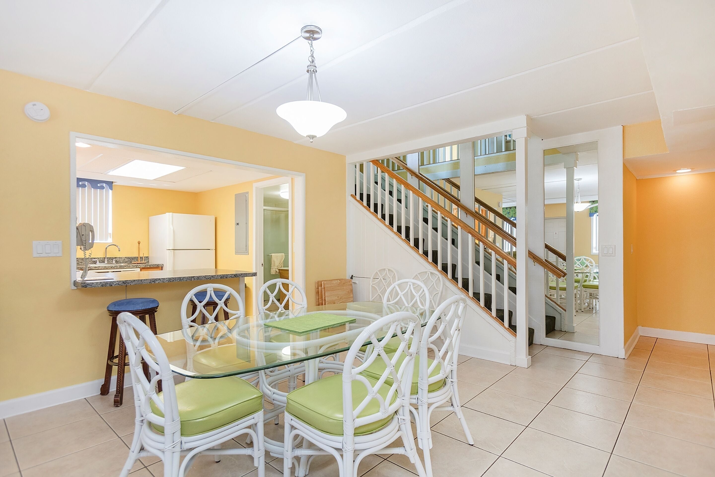 Condo, 2 quartos, 2 banheiros | Sala de jantar