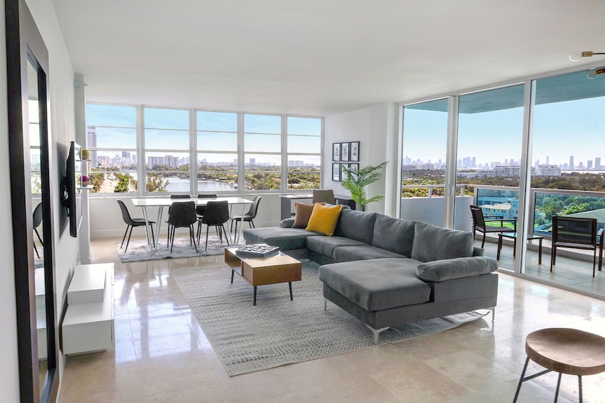 2bd Beachfront Master Ste, Bay View W/balcony, Pool, Nearby Dining, Beach Access - サウス・ビーチ, FL