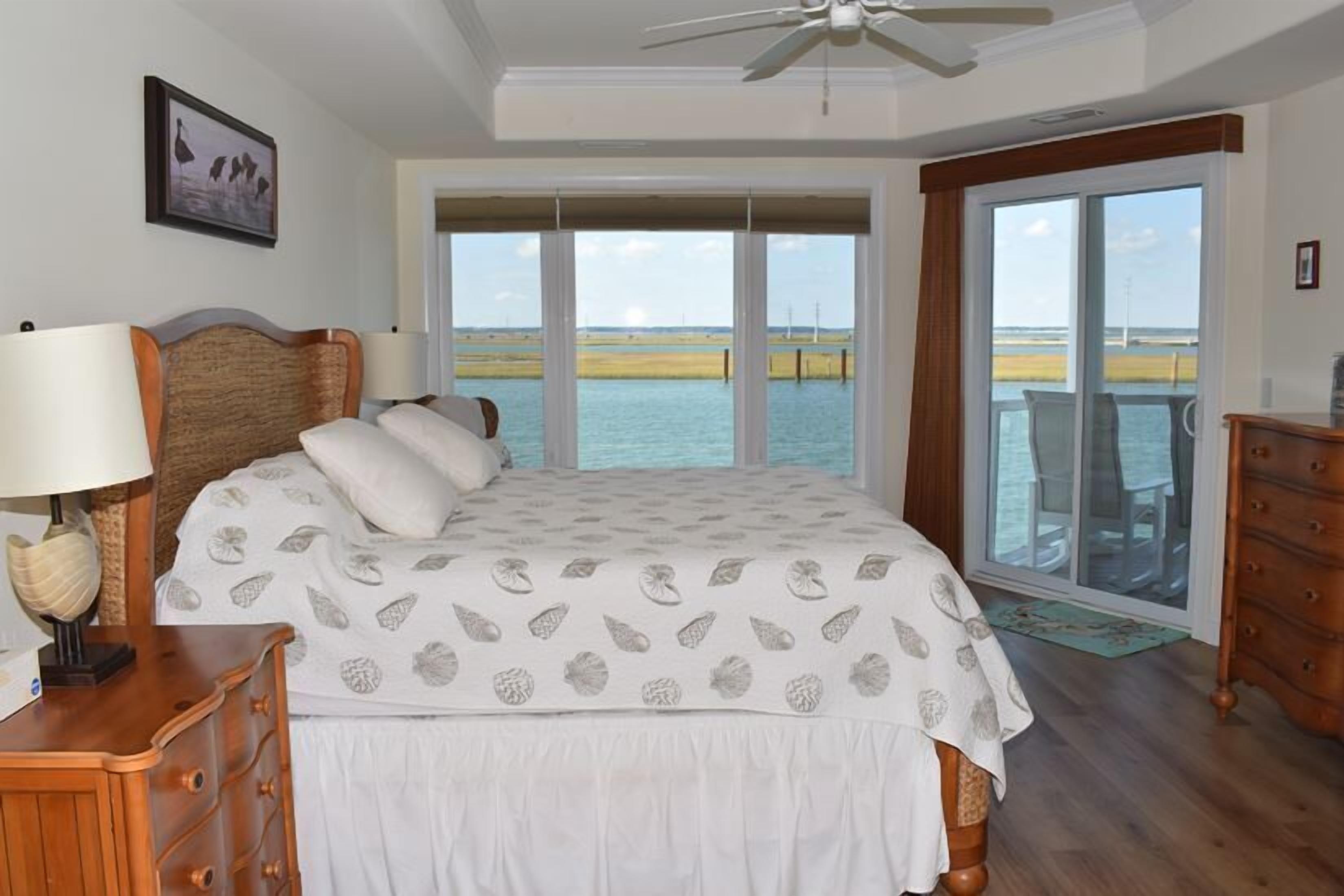 Sunset Bay Villa #202- Waterfront, In Town, Pool & Gym - Chincoteague, VA