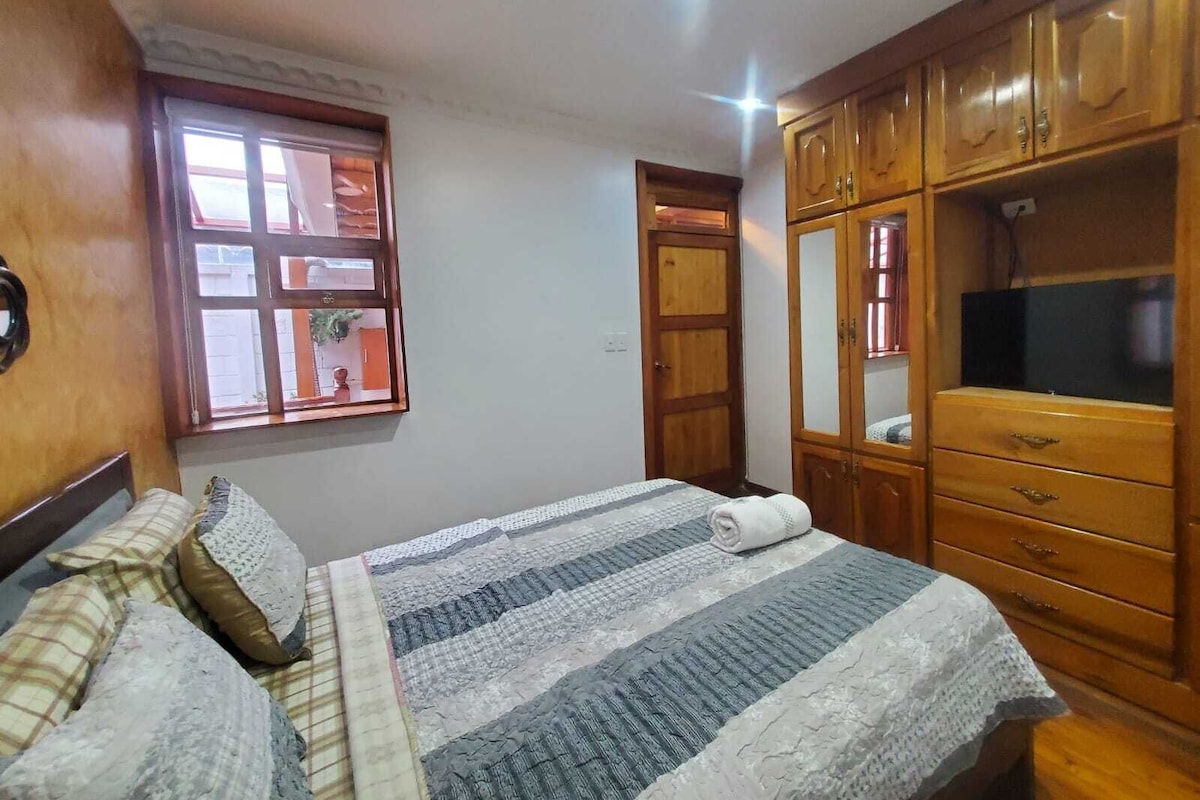 Quarto básico, vista para o pátio | Edredons de pluma, cortinas blackout, ferros/tábuas de passar roupa