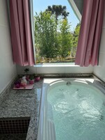 Quarto duplo superior | Banheiro | Produtos de toalete de grife, toalhas de banho, sabonete, shampoo