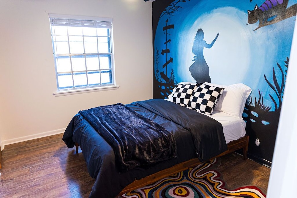 Artsy, Quiet Street 3 Bedroom Home In Fayetteville With A Whimsical Touch. - Springdale, AR