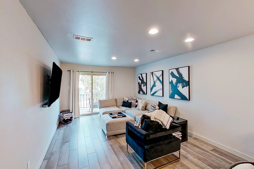 Contemporary, Dog-friendly Townhouse With Balcony, Pool & Day Docks - Marble Falls, TX