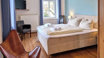 Quarto casal conforto, 1 quarto, para não fumantes, no pátio | 1 quarto, roupas de cama antialérgicas, frigobar, escrivaninha