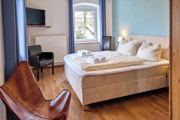 Quarto casal conforto, 1 quarto, para não fumantes, no pátio | Roupas de cama antialérgicas, frigobar, escrivaninha