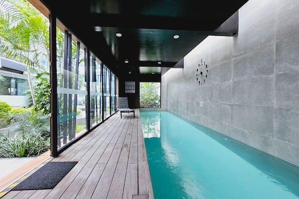Piscina interna, espreguiçadeiras