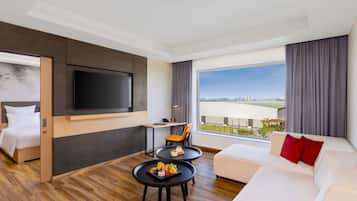 Minibar, cofre no quarto, com mobília individualizada, secretária