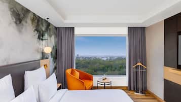 Minibar, cofre no quarto, com mobília individualizada, secretária