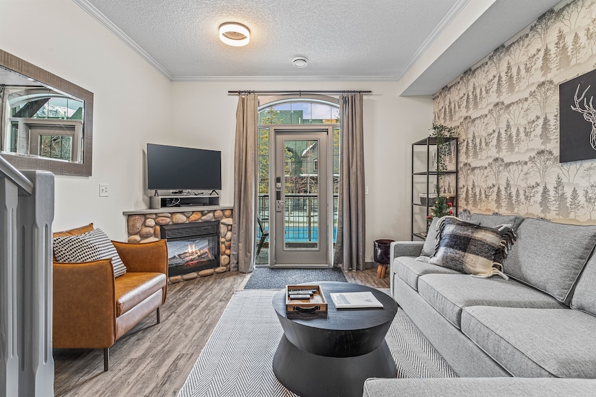 Enticing Mountain Chalet With Pool & Hot Tub - Canmore