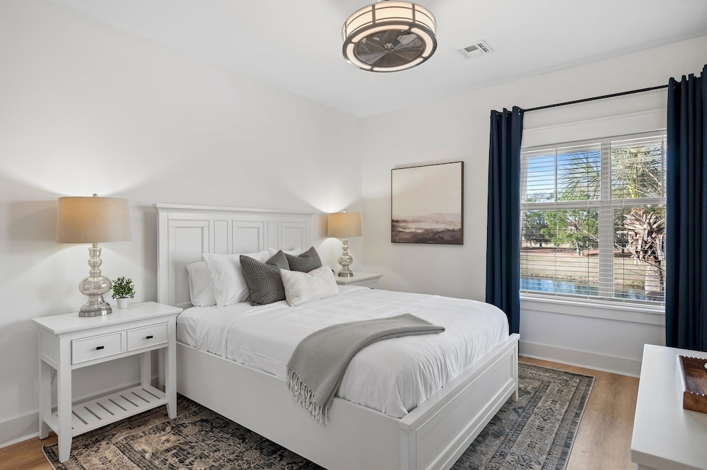 Modern & Airy Coastal Unit with 6 Seat Golf Cart with Golf Course ...