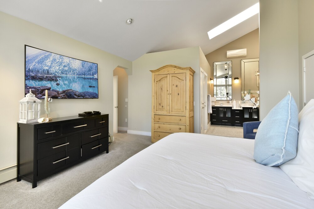 Ultimate Ski resort house. 3 minutes to slopes, cafes, shopping. DV ...