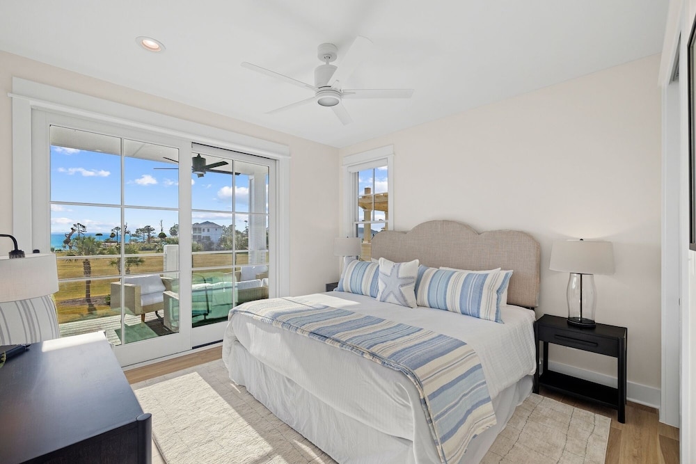 Book a Getaway Today! Bay Views! Community Amenities and Pool! Elevator ...