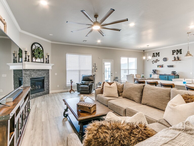 Relax & Enjoy Large Private Backyard With Pool, Hot Tub & Golf Green! - Oklahoma City