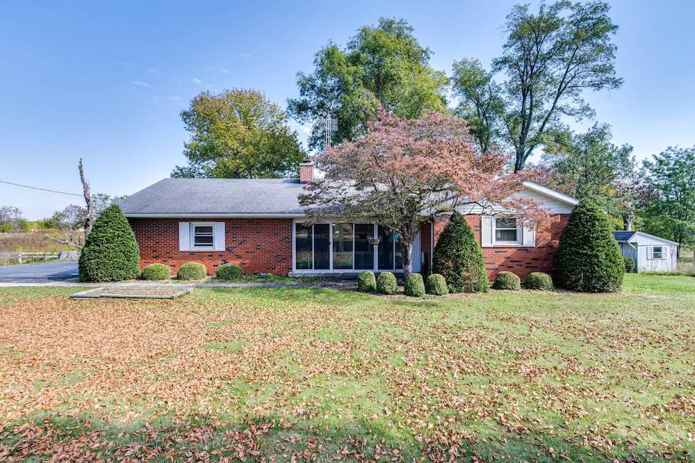 Quaint Economy Retreat W/ Patio & Spacious Yard! - Hagerstown, IN
