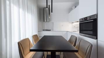 Apartamento Deluxe | Cozinha privada | Um frigorífico, um forno, uma placa de cozinha