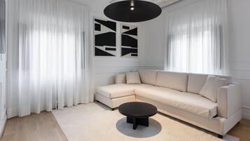 Apartamento Deluxe | Sala de estar | Televisor de ecrã plano de 40 polegadas com canais digitais