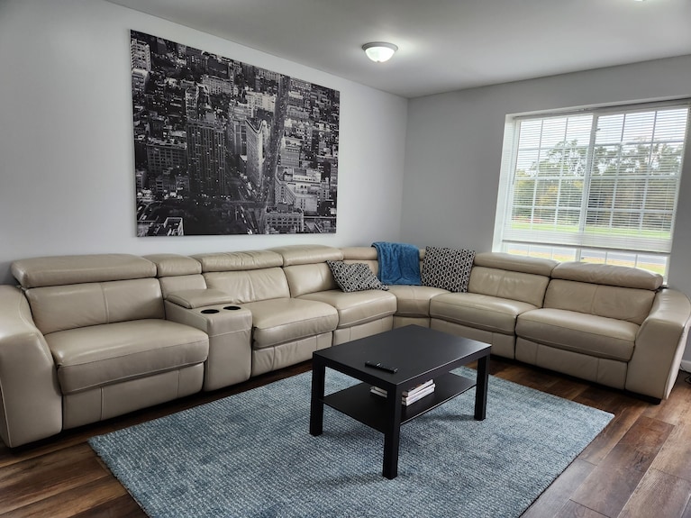 Beautiful 4 Bedroom Home - Eastern Michigan University, Ypsilanti