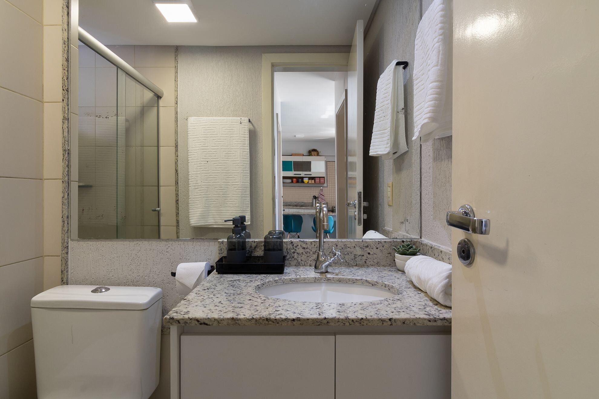 Apartamento | Casa de banho | Um polibã, um secador de cabelo, toalhas fornecidas, sabão 