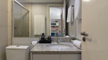 Apartamento | Casa de banho | Um polibã, um secador de cabelo, toalhas fornecidas, sabão