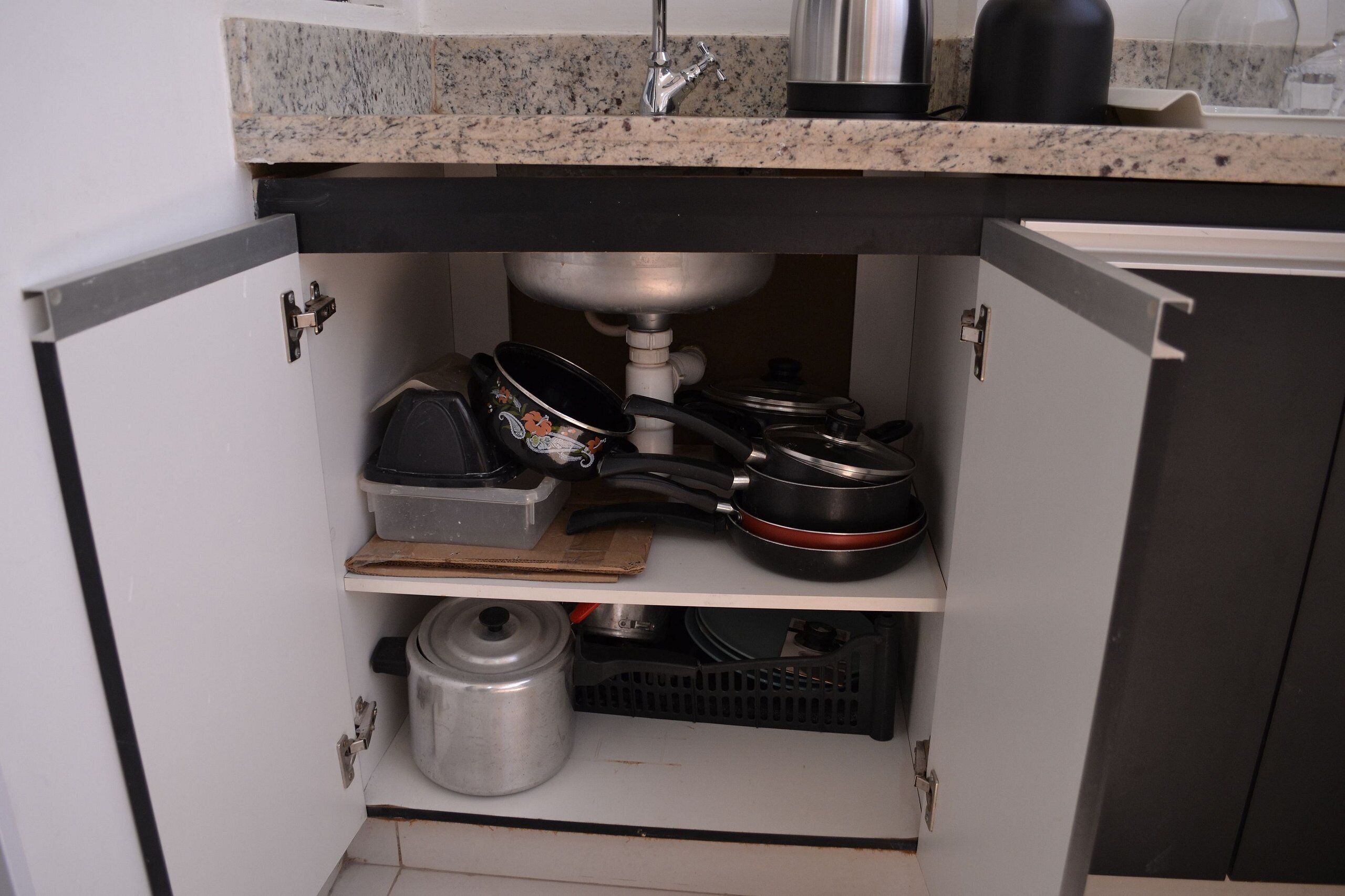 Apartamento Romântico | Cozinha privada | Um frigorífico, um micro-ondas, forno de mesa, utensílios de cozinha 