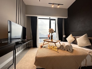 Suite de Luxo, 1 quarto, Vista para a cidade | Lençóis de algodão egípcio, roupa de alta qualidade, secretária