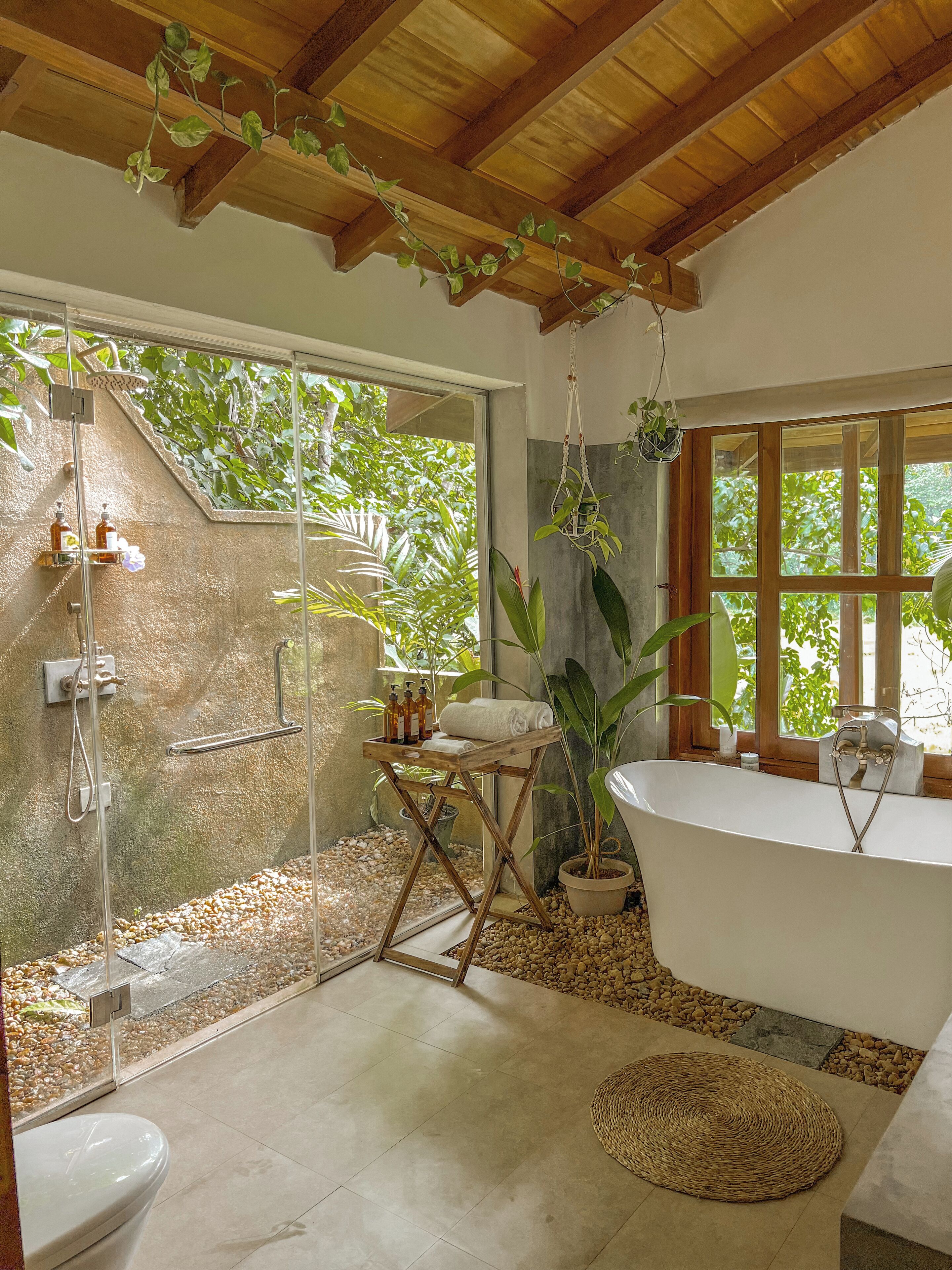 Vila com design assinado | Banheiro | Banheira e chuveiro separados, banheira de imersão