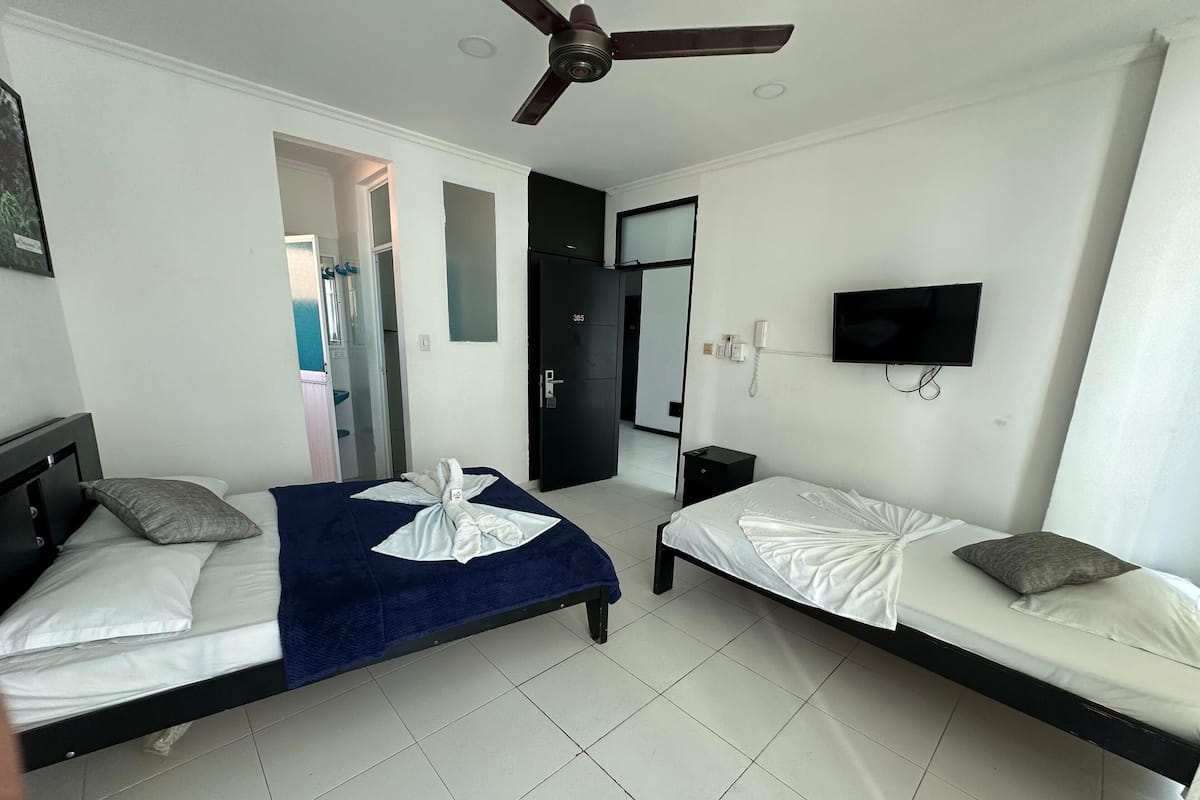 Quarto quádruplo luxo | Cofres nos quartos, Wi-Fi de cortesia, roupa de cama