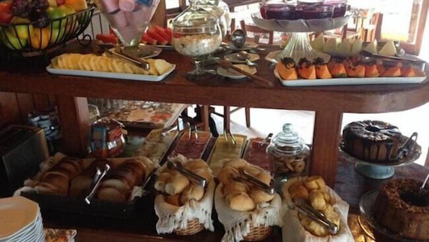 Buffet com diversos alimentos e utensílios.