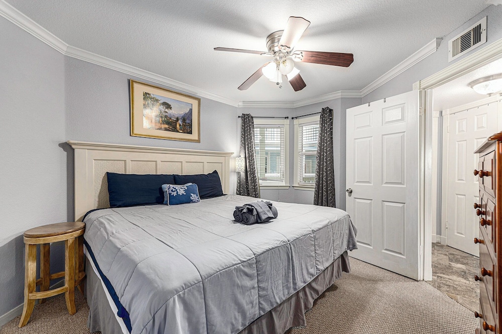 Condo w/Beach/Pool Views Over-sized Balcony - w/d in unit & bidet ...