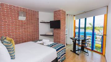 Quarto casal júnior | Roupas de cama premium, edredons de pluma, Wi-Fi de cortesia