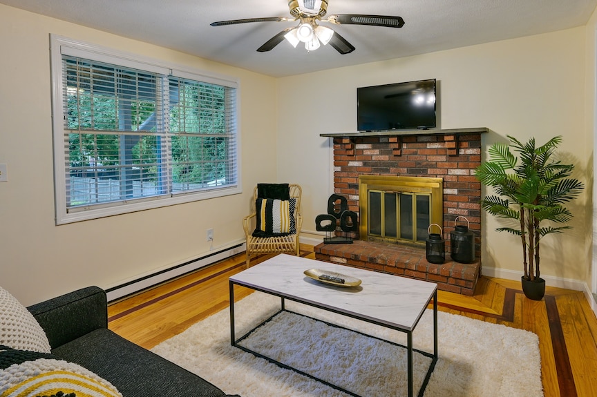 Boston Duplex W/ Foosball Table: 11 Mi To Downtown - Boston, MA