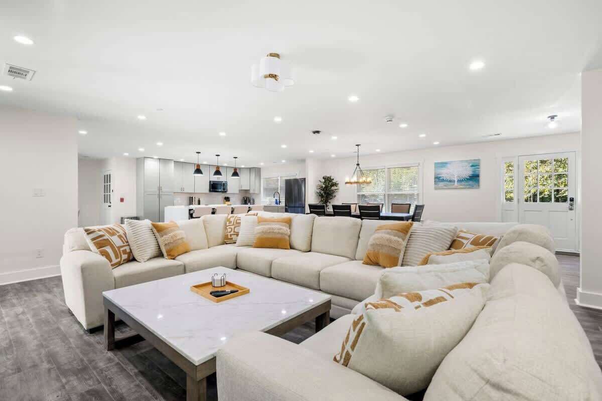 Grand Retreat: Luxury Vacation For Large Groups - Peachtree City, GA