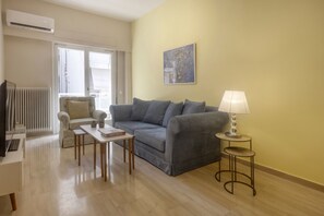 Apartamento, 2 quartos, varanda | Sala