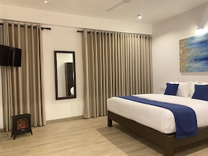 Quarto casal luxo, 1 cama King, sacada, vista para a montanha | Roupas de cama de algodão egípcio, roupas de cama premium