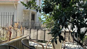 Quarto Duplo Standard, 1 quarto | Sala de estar | Televisor LED de 50 cm com canais via satélite