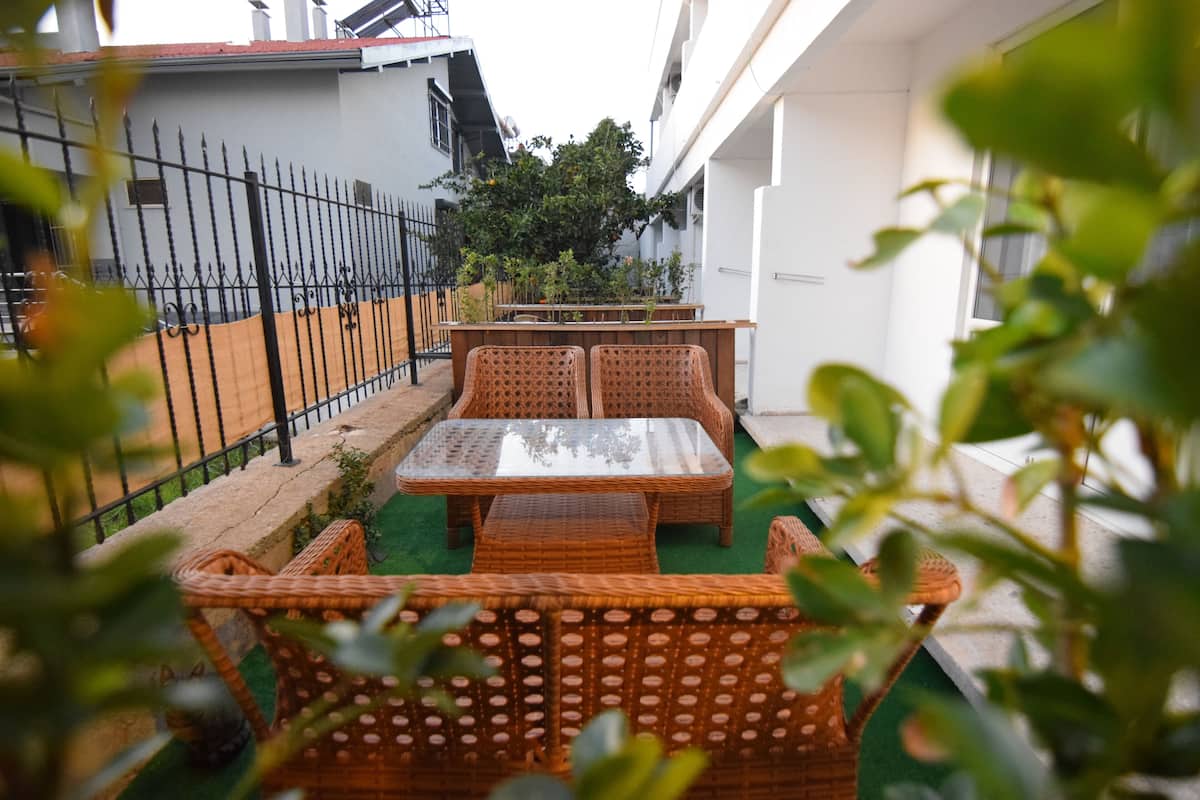 Minibar, cofre no quarto, secretária, Wi-fi grátis